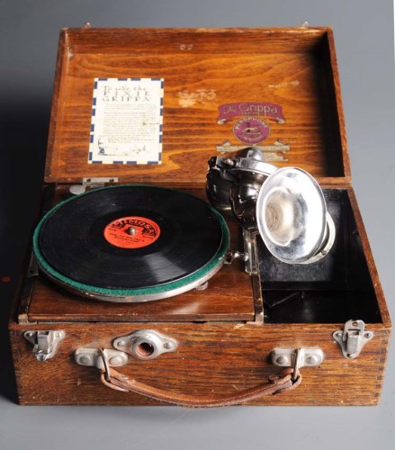 Lot 443 - A Perophone Pixie Grippa gramophone, with